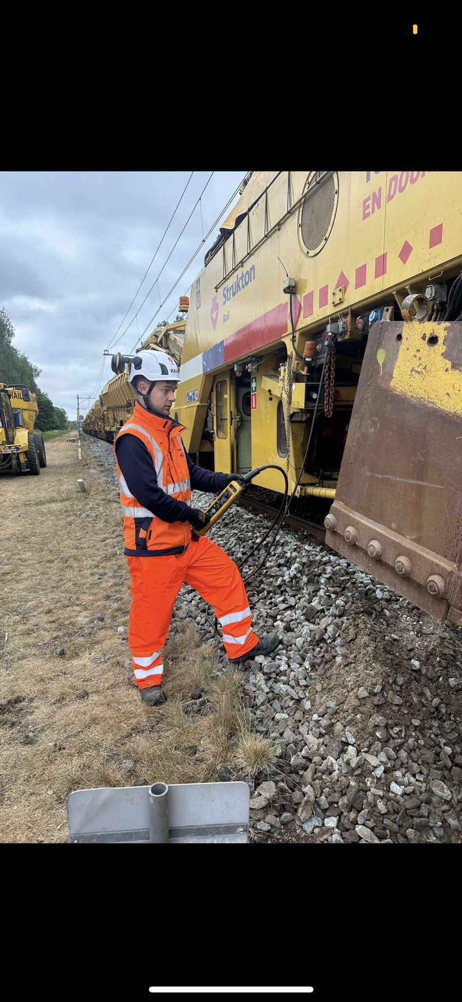 Met stopmachine van honderd ton nauwkeurig in het spoor werken - Rail NL